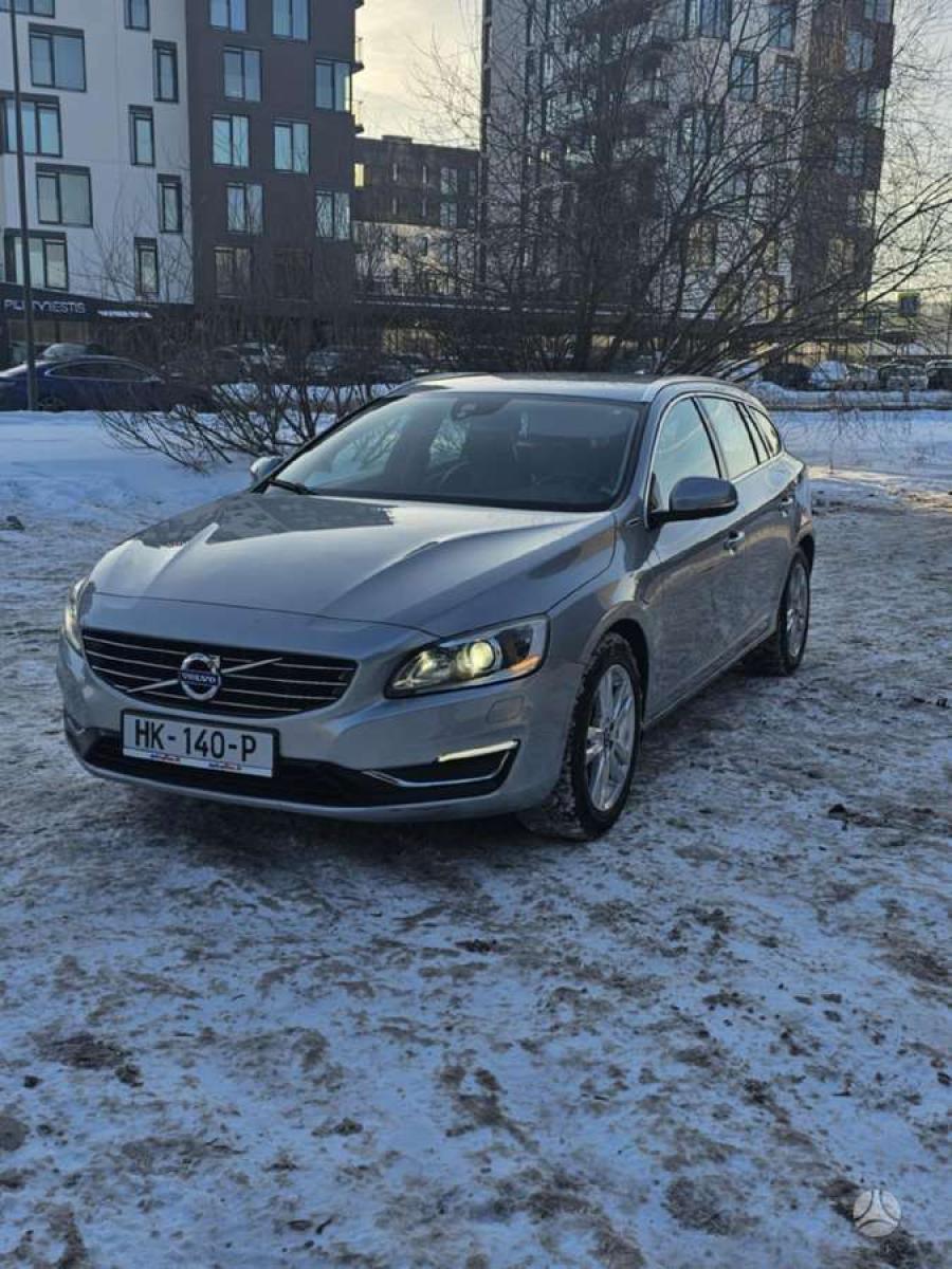 Pelēks Volvo V60 2013 Kauņa, ar dzinēja tilpumu 2.40 L un nobraukumu 233 tūkst. km par 7900 €, foto 1 vietnē AUTOMOTO.COM.LV