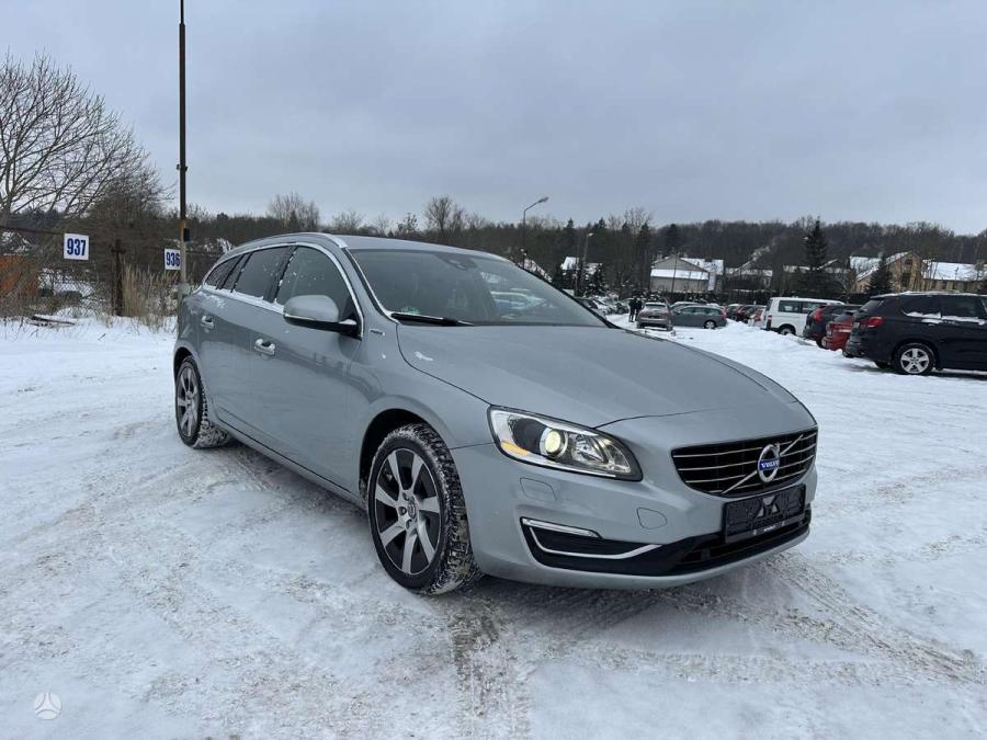 Grey Volvo V60 2013 in Alytus, with an engine capacity of 2.40 L and mileage of 295 thousand km for 6950 €, photo 3 on AUTOMOTO.COM.LV