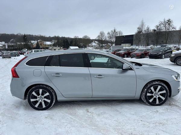 Pelēks Volvo V60 2013 Alīta, ar dzinēja tilpumu 2.40 L un nobraukumu 295 tūkst. km par 6950 €, foto 4 vietnē AUTOMOTO.COM.LV