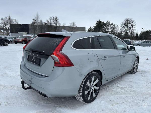 Pelēks Volvo V60 2013 Alīta, ar dzinēja tilpumu 2.40 L un nobraukumu 295 tūkst. km par 6950 €, foto 5 vietnē AUTOMOTO.COM.LV