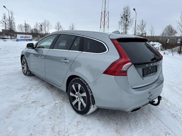 Pelēks Volvo V60 2013 Alīta, ar dzinēja tilpumu 2.40 L un nobraukumu 295 tūkst. km par 6950 €, foto 6 vietnē AUTOMOTO.COM.LV