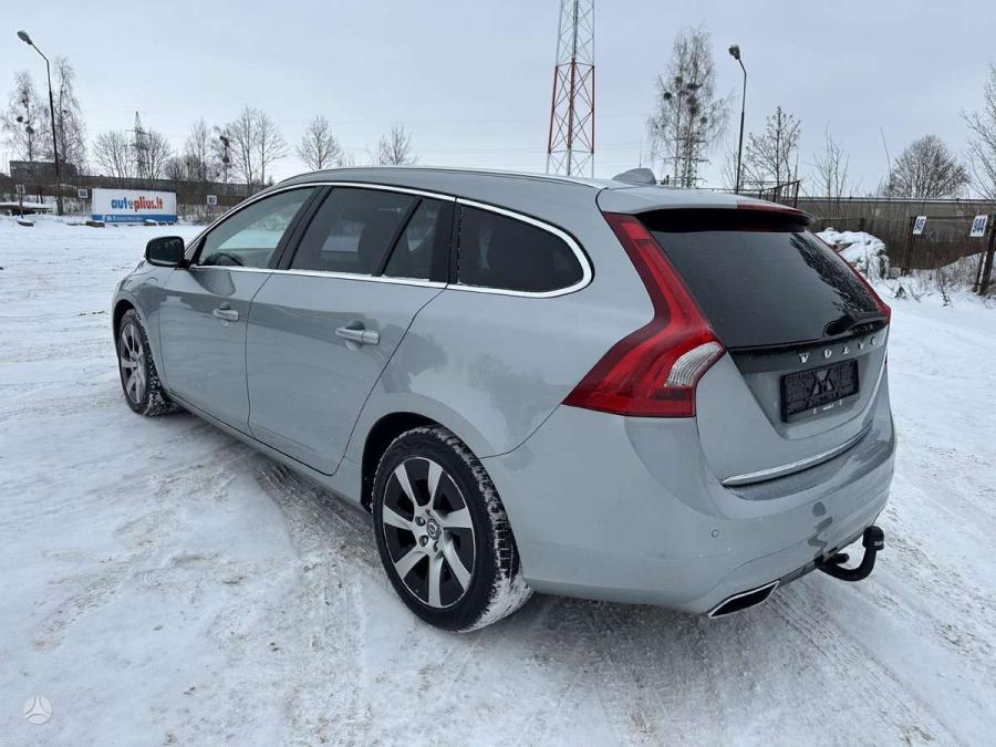 Grey Volvo V60 2013 in Alytus, with an engine capacity of 2.40 L and mileage of 295 thousand km for 6950 €, photo 6 on AUTOMOTO.COM.LV