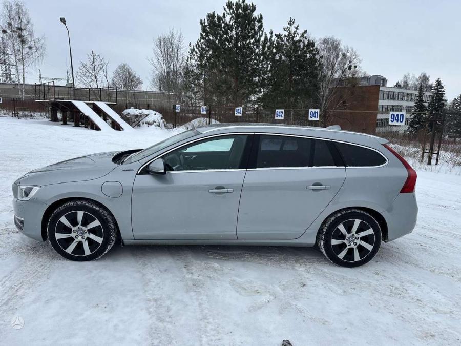 Grey Volvo V60 2013 in Alytus, with an engine capacity of 2.40 L and mileage of 295 thousand km for 6950 €, photo 7 on AUTOMOTO.COM.LV