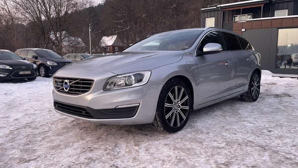 Grey Volvo V60 2013 in Kaunas, with an engine capacity of 2.40 L and mileage of 150 thousand km for 9300 €, photo 1 on AUTOMOTO.COM.LV