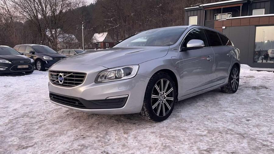 Pelēks Volvo V60 2013 Kauņa, ar dzinēja tilpumu 2.40 L un nobraukumu 150 tūkst. km par 9300 €, foto 1 vietnē AUTOMOTO.COM.LV