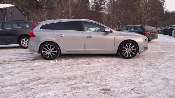 Grey Volvo V60 2013 in Kaunas, with an engine capacity of 2.40 L and mileage of 150 thousand km for 9300 €, photo 4 on AUTOMOTO.COM.LV