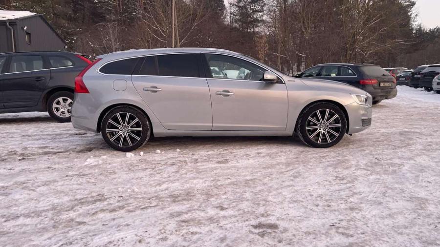 Pelēks Volvo V60 2013 Kauņa, ar dzinēja tilpumu 2.40 L un nobraukumu 150 tūkst. km par 9300 €, foto 4 vietnē AUTOMOTO.COM.LV