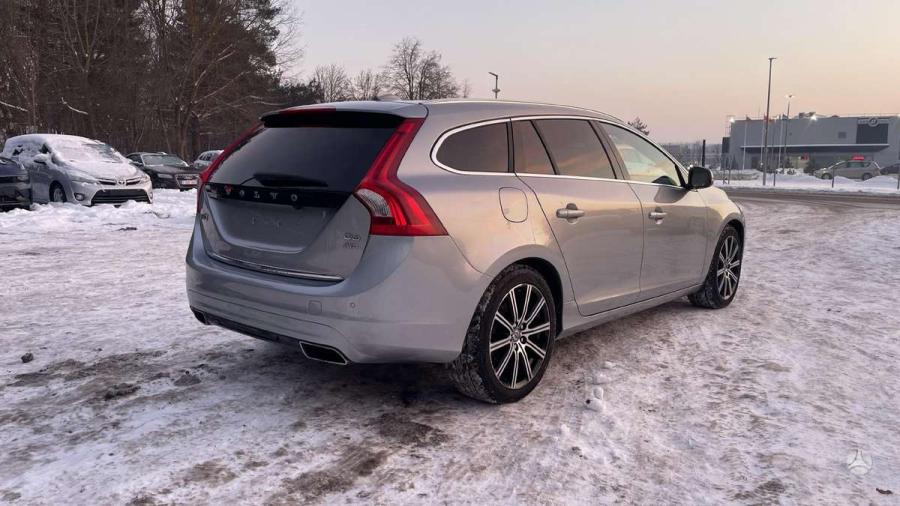 Pelēks Volvo V60 2013 Kauņa, ar dzinēja tilpumu 2.40 L un nobraukumu 150 tūkst. km par 9300 €, foto 5 vietnē AUTOMOTO.COM.LV