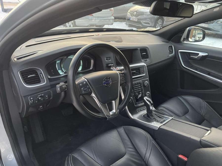 Pelēks Volvo V60 2013 Kauņa, ar dzinēja tilpumu 2.40 L un nobraukumu 150 tūkst. km par 9300 €, foto 10 vietnē AUTOMOTO.COM.LV