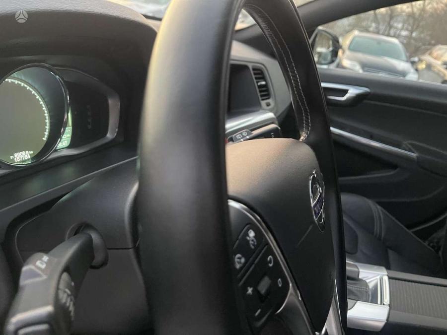 Pelēks Volvo V60 2013 Kauņa, ar dzinēja tilpumu 2.40 L un nobraukumu 150 tūkst. km par 9300 €, foto 12 vietnē AUTOMOTO.COM.LV