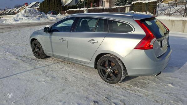 Pelēks Volvo V60 2013 Telšiai, ar dzinēja tilpumu 2.40 L un nobraukumu 286 tūkst. km par 4500 €, foto 3 vietnē AUTOMOTO.COM.LV