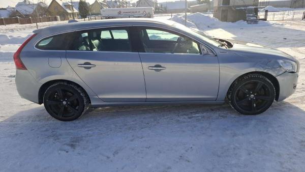 Pelēks Volvo V60 2013 Telšiai, ar dzinēja tilpumu 2.40 L un nobraukumu 286 tūkst. km par 4500 €, foto 6 vietnē AUTOMOTO.COM.LV