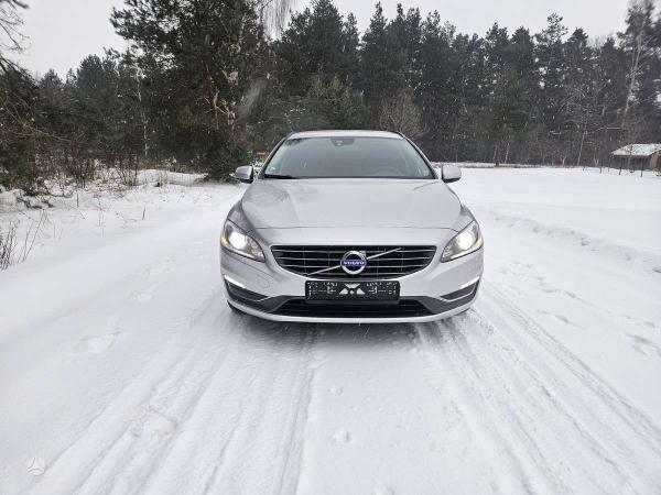 Pelēks Volvo V60 2013 Raseiniai, ar dzinēja tilpumu 1.98 L un nobraukumu 300 tūkst. km par 6499 €, foto 3 vietnē AUTOMOTO.COM.LV