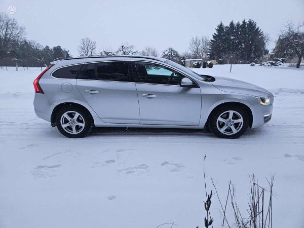 Pelēks Volvo V60 2013 Raseiniai, ar dzinēja tilpumu 1.98 L un nobraukumu 300 tūkst. km par 6499 €, foto 5 vietnē AUTOMOTO.COM.LV