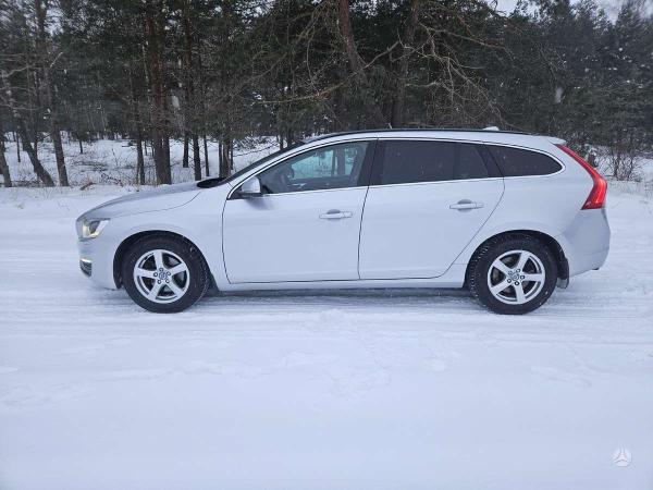 Pelēks Volvo V60 2013 Raseiniai, ar dzinēja tilpumu 1.98 L un nobraukumu 300 tūkst. km par 6499 €, foto 6 vietnē AUTOMOTO.COM.LV