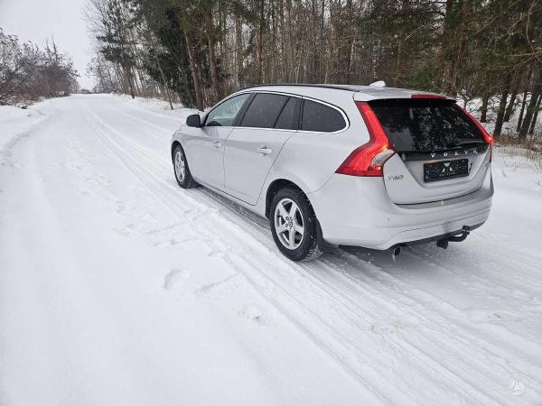 Pelēks Volvo V60 2013 Raseiniai, ar dzinēja tilpumu 1.98 L un nobraukumu 300 tūkst. km par 6499 €, foto 8 vietnē AUTOMOTO.COM.LV