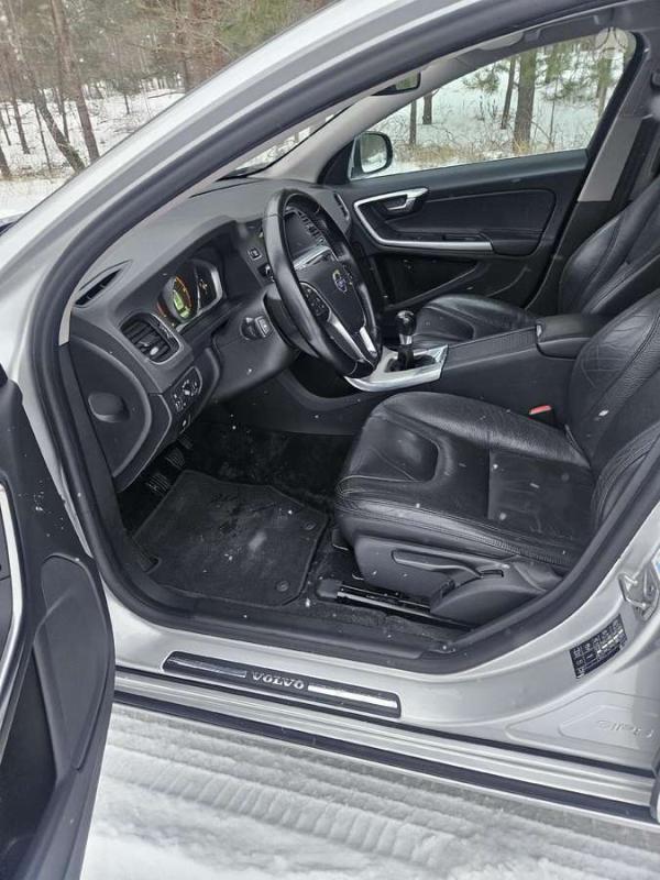 Pelēks Volvo V60 2013 Raseiniai, ar dzinēja tilpumu 1.98 L un nobraukumu 300 tūkst. km par 6499 €, foto 10 vietnē AUTOMOTO.COM.LV