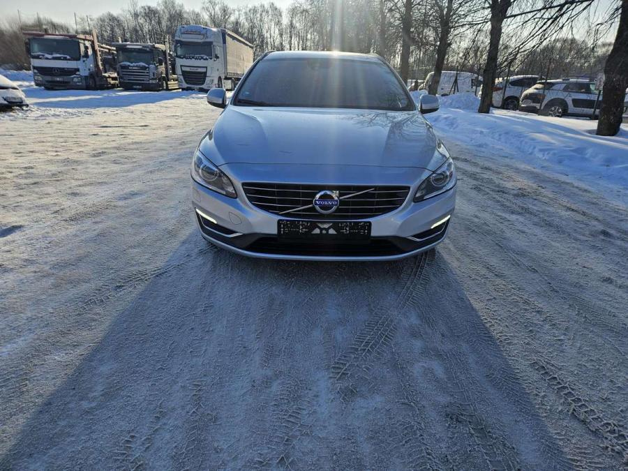 Pelēks Volvo V60 2013 Tauragė, ar dzinēja tilpumu 1.98 L un nobraukumu 260 tūkst. km par 6400 €, foto 1 vietnē AUTOMOTO.COM.LV