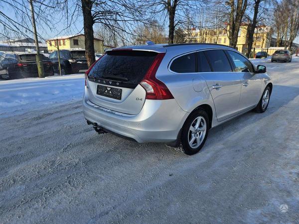 Grey Volvo V60 2013 in Taurage, with an engine capacity of 1.98 L and mileage of 260 thousand km for 6400 €, photo 4 on AUTOMOTO.COM.LV