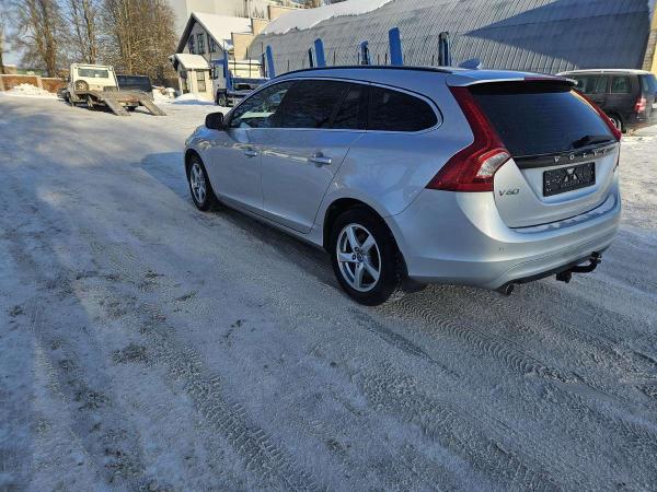 Grey Volvo V60 2013 in Taurage, with an engine capacity of 1.98 L and mileage of 260 thousand km for 6400 €, photo 5 on AUTOMOTO.COM.LV