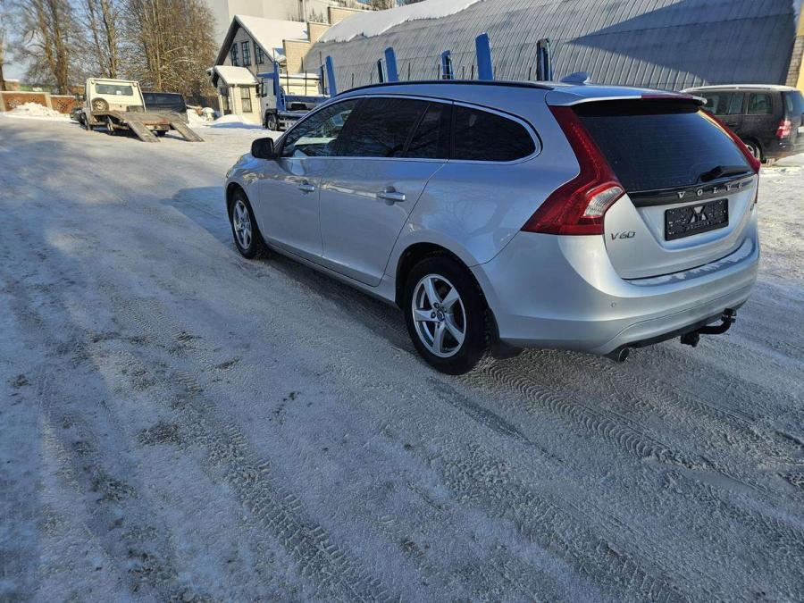 Pelēks Volvo V60 2013 Tauragė, ar dzinēja tilpumu 1.98 L un nobraukumu 260 tūkst. km par 6400 €, foto 5 vietnē AUTOMOTO.COM.LV