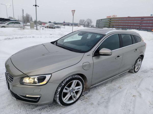 Grey Volvo V60 2013 in Vilnius, with an engine capacity of 2.40 L and mileage of 290 thousand km for 7800 €, photo 1 on AUTOMOTO.COM.LV
