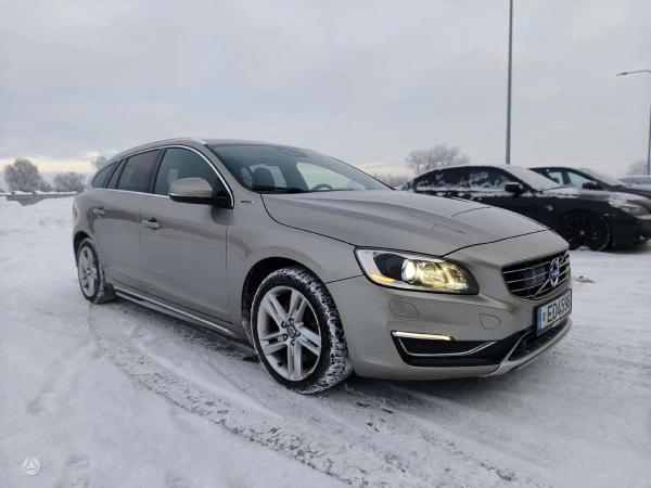 Grey Volvo V60 2013 in Vilnius, with an engine capacity of 2.40 L and mileage of 290 thousand km for 7800 €, photo 2 on AUTOMOTO.COM.LV