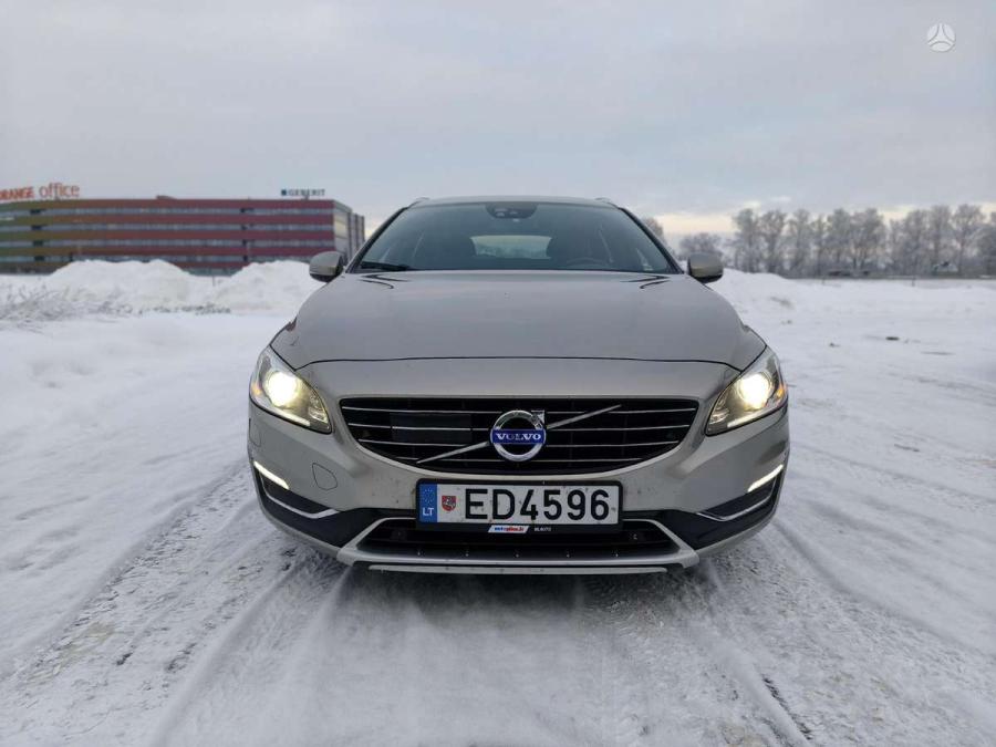 Grey Volvo V60 2013 in Vilnius, with an engine capacity of 2.40 L and mileage of 290 thousand km for 7800 €, photo 5 on AUTOMOTO.COM.LV