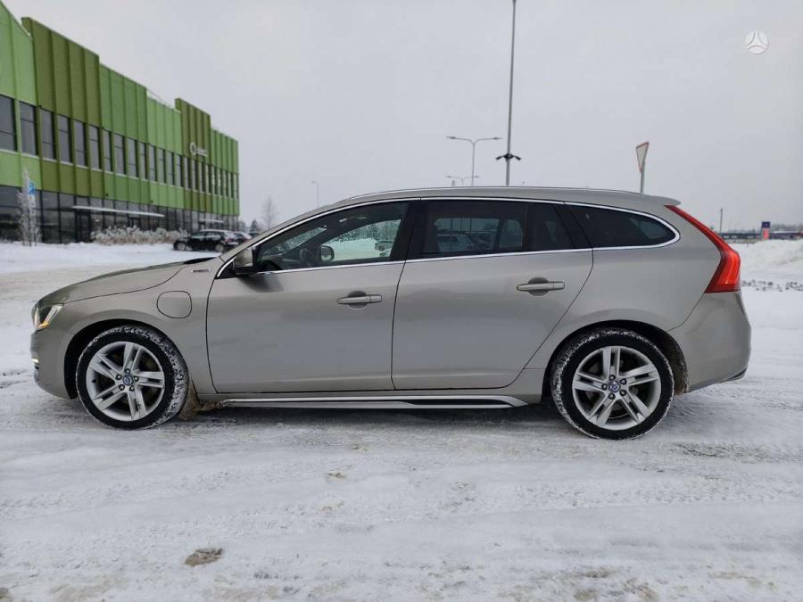 Grey Volvo V60 2013 in Vilnius, with an engine capacity of 2.40 L and mileage of 290 thousand km for 7800 €, photo 7 on AUTOMOTO.COM.LV