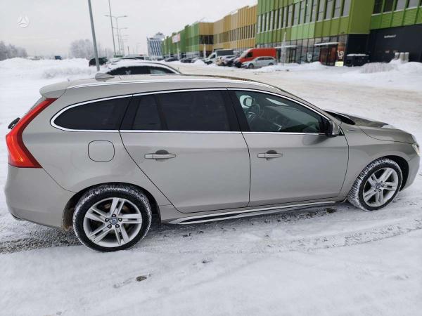Grey Volvo V60 2013 in Vilnius, with an engine capacity of 2.40 L and mileage of 290 thousand km for 7800 €, photo 8 on AUTOMOTO.COM.LV