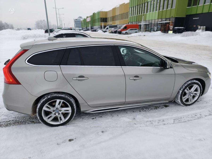 Grey Volvo V60 2013 in Vilnius, with an engine capacity of 2.40 L and mileage of 290 thousand km for 7800 €, photo 8 on AUTOMOTO.COM.LV