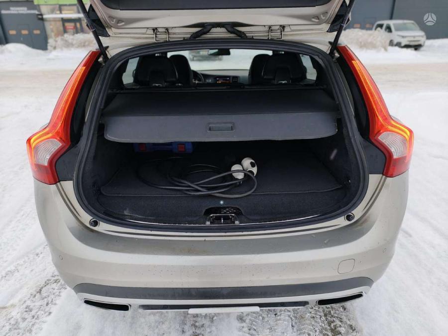 Grey Volvo V60 2013 in Vilnius, with an engine capacity of 2.40 L and mileage of 290 thousand km for 7800 €, photo 9 on AUTOMOTO.COM.LV
