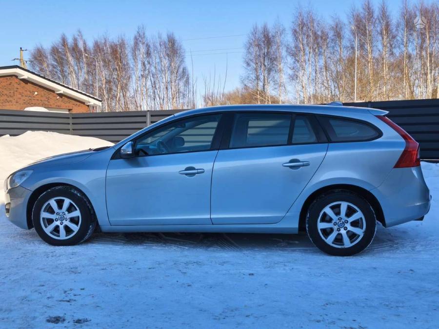 Grey Volvo V60 2013 in Klaipeda, with an engine capacity of 1.98 L and mileage of 298 thousand km for 5950 €, photo 1 on AUTOMOTO.COM.LV