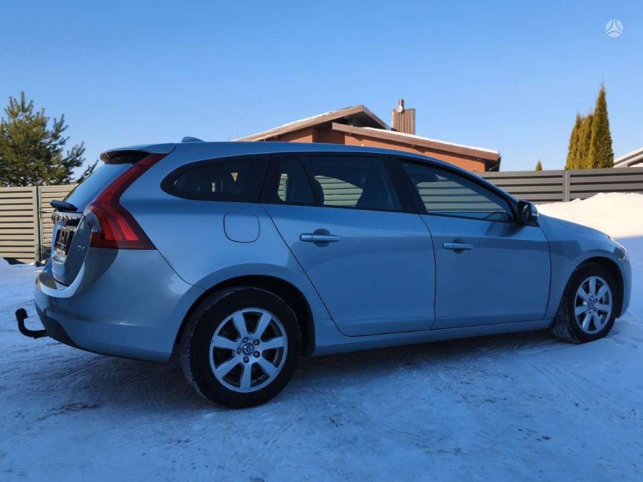 Grey Volvo V60 2013 in Klaipeda, with an engine capacity of 1.98 L and mileage of 298 thousand km for 5950 €, photo 18 on AUTOMOTO.COM.LV