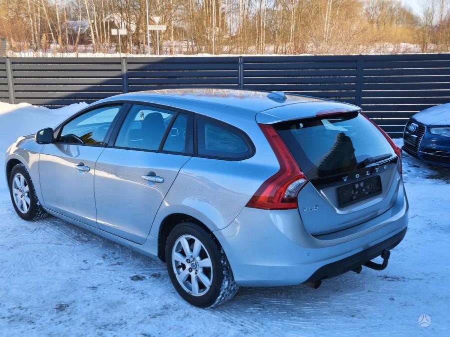 Grey Volvo V60 2013 in Klaipeda, with an engine capacity of 1.98 L and mileage of 298 thousand km for 5950 €, photo 19 on AUTOMOTO.COM.LV