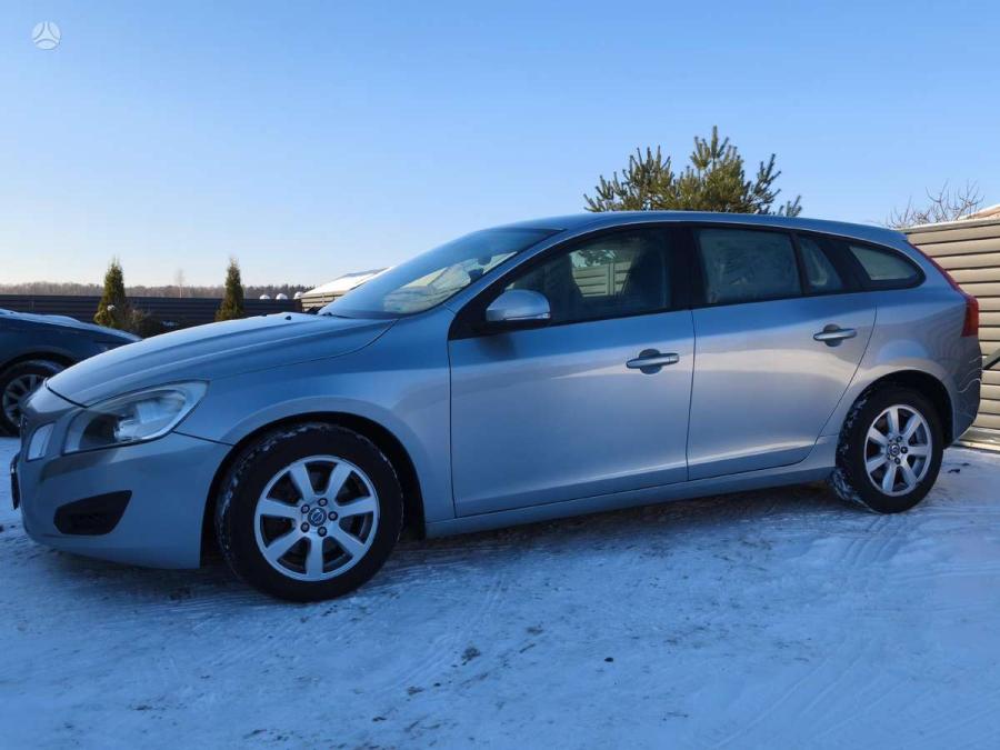 Grey Volvo V60 2013 in Klaipeda, with an engine capacity of 1.98 L and mileage of 298 thousand km for 5950 €, photo 23 on AUTOMOTO.COM.LV