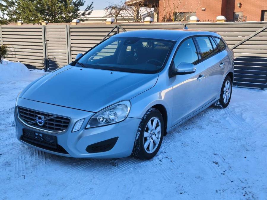 Grey Volvo V60 2013 in Klaipeda, with an engine capacity of 1.98 L and mileage of 298 thousand km for 5950 €, photo 28 on AUTOMOTO.COM.LV
