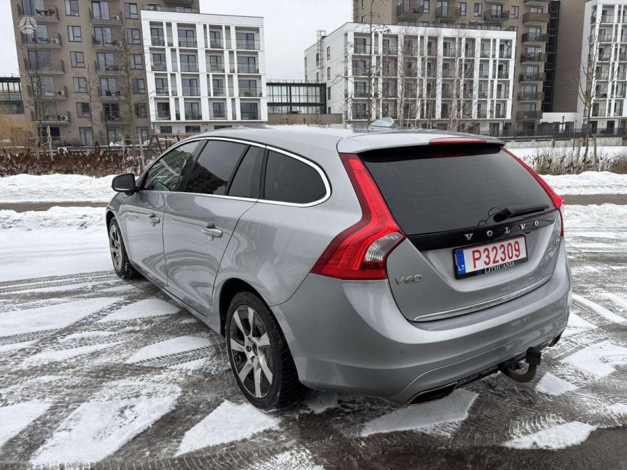 Grey Volvo V60 2013 in Vilnius, with an engine capacity of 2.40 L and mileage of 245 thousand km for 6250 €, photo 5 on AUTOMOTO.COM.LV