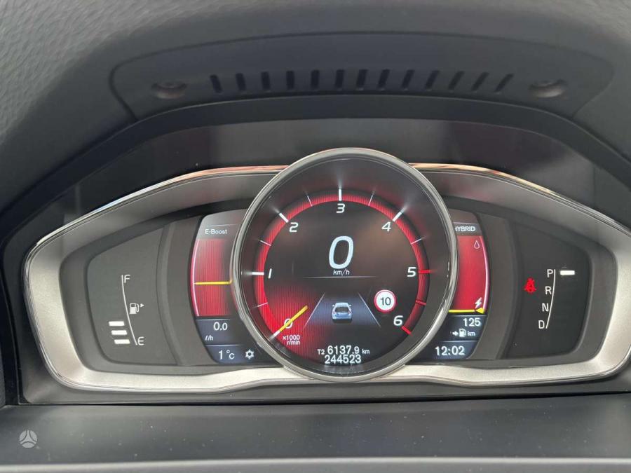 Grey Volvo V60 2013 in Vilnius, with an engine capacity of 2.40 L and mileage of 245 thousand km for 6250 €, photo 16 on AUTOMOTO.COM.LV
