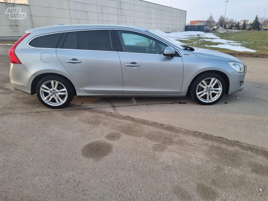 Pelēks Volvo V60 2013 Radviliškis, ar dzinēja tilpumu 2.40 L un nobraukumu 308 tūkst. km par 6700 €, foto 4 vietnē AUTOMOTO.COM.LV