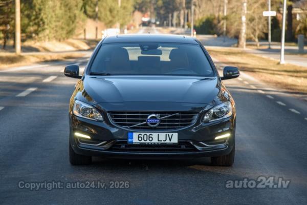 Pelēks Volvo V60 2013 Pērnava, ar dzinēja tilpumu 2.40 L un nobraukumu 273 tūkst. km par 9280 €, foto 2 vietnē AUTOMOTO.COM.LV