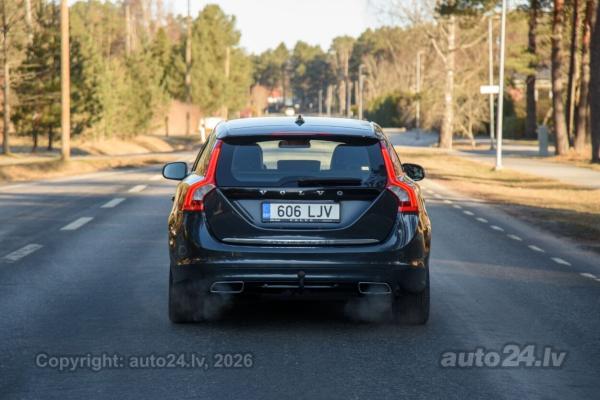 Pelēks Volvo V60 2013 Pērnava, ar dzinēja tilpumu 2.40 L un nobraukumu 273 tūkst. km par 9280 €, foto 5 vietnē AUTOMOTO.COM.LV