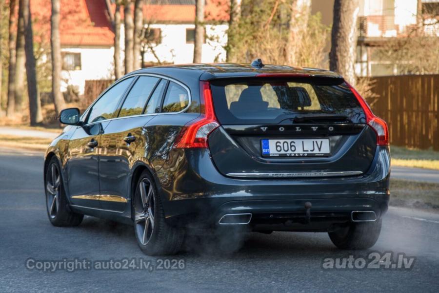 Pelēks Volvo V60 2013 Pērnava, ar dzinēja tilpumu 2.40 L un nobraukumu 273 tūkst. km par 9280 €, foto 6 vietnē AUTOMOTO.COM.LV