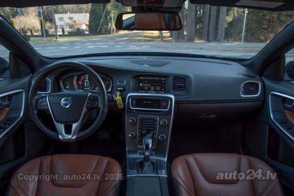 Pelēks Volvo V60 2013 Pērnava, ar dzinēja tilpumu 2.40 L un nobraukumu 273 tūkst. km par 9280 €, foto 7 vietnē AUTOMOTO.COM.LV
