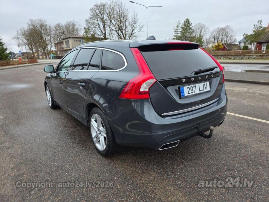 Pelēks Volvo V60 2013 Paide, ar dzinēja tilpumu 2.40 L un nobraukumu 273 tūkst. km par 7999 €, foto 4 vietnē AUTOMOTO.COM.LV