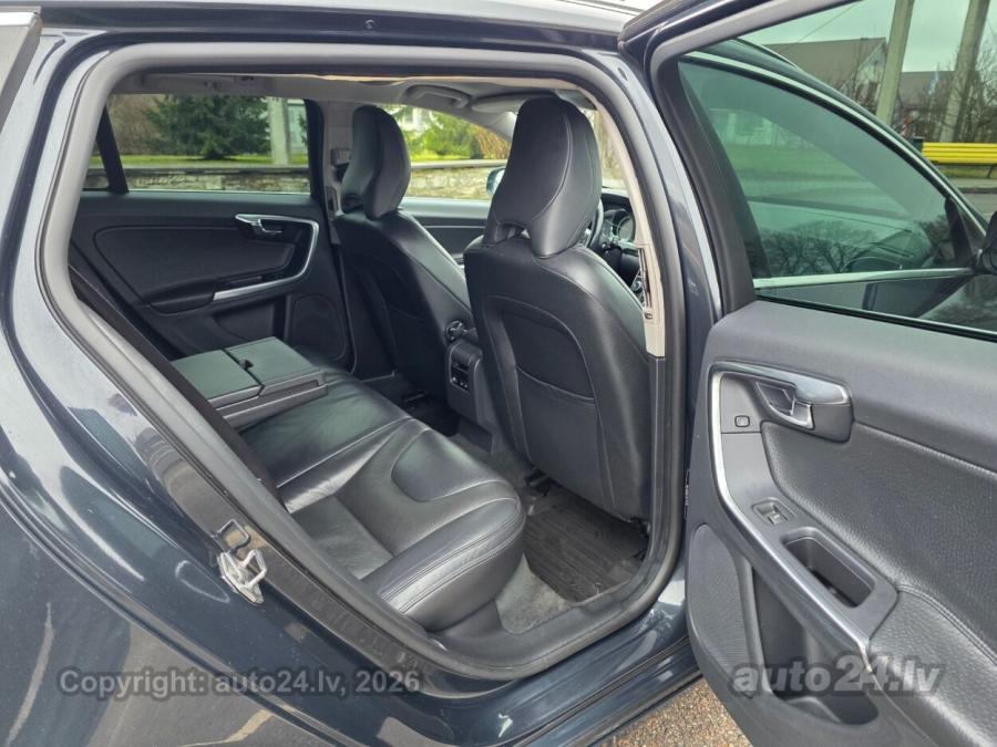 Pelēks Volvo V60 2013 Paide, ar dzinēja tilpumu 2.40 L un nobraukumu 273 tūkst. km par 7999 €, foto 14 vietnē AUTOMOTO.COM.LV