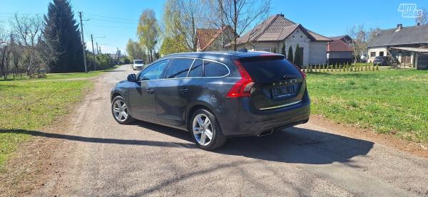 Grey Volvo V60 2013 in Vilnius, with an engine capacity of 2.40 L and mileage of 304 thousand km for 5899 €, photo 3 on AUTOMOTO.COM.LV
