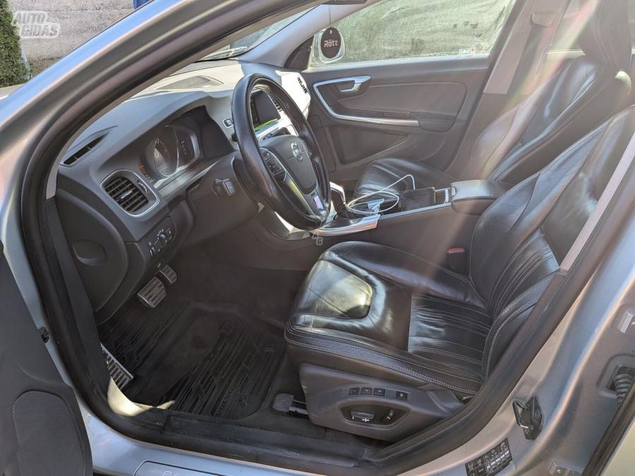 Grey Volvo V60 2013 in Radviliskis, with an engine capacity of 2.40 L and mileage of 313 thousand km for 6500 €, photo 8 on AUTOMOTO.COM.LV