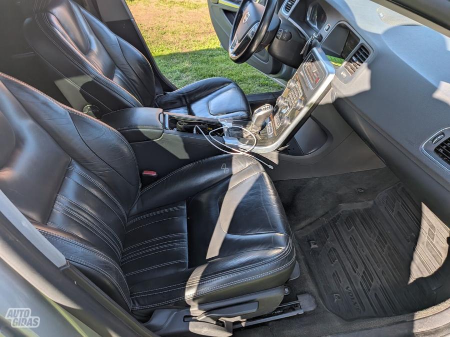 Grey Volvo V60 2013 in Radviliskis, with an engine capacity of 2.40 L and mileage of 313 thousand km for 6500 €, photo 10 on AUTOMOTO.COM.LV
