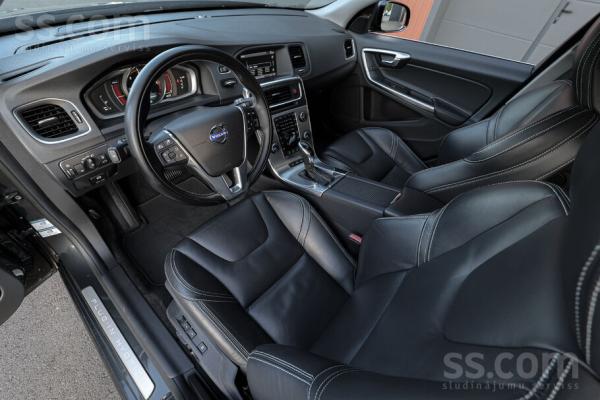 Grey Volvo V60 2013 in Jelgava, with an engine capacity of 2.40 L and mileage of 0 thousand km for 8490 €, photo 8 on AUTOMOTO.COM.LV